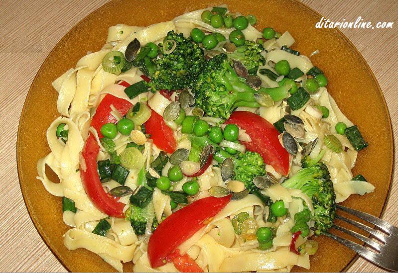 Sallatë me makarona dhe zarzavate - Receta Kuzhine