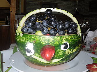 Shalqi i mbushur me sallatë frutash - Receta Kuzhine