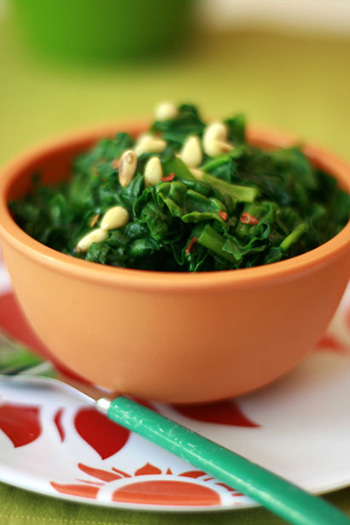 Spinaq me qepe te skuqura - Receta Kuzhine