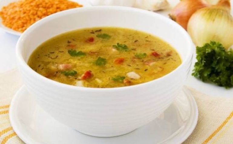 Supë me mish të grirë dhe bizele - Receta Kuzhine