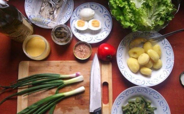 Sallat tuna - Receta Kuzhine