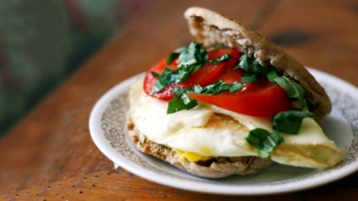 Sandviç mëngjesi me shije mesdhetare - Receta Kuzhine