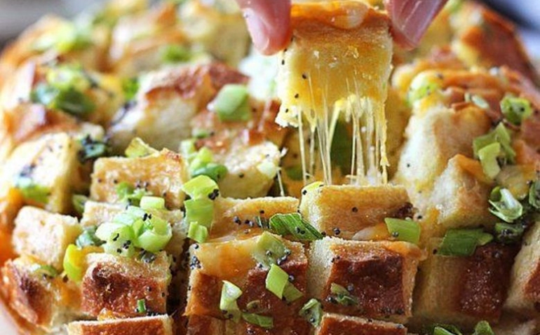 Bukё e mbushur me kaçkavall dhe qepё tё njoma - Receta Kuzhine